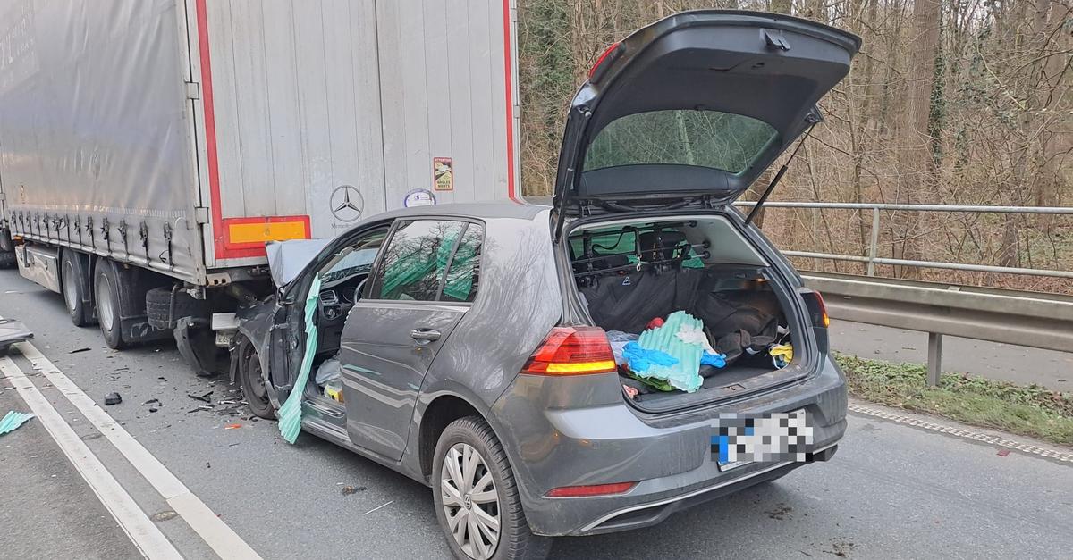 Unfall auf B457 bei Gießen: 22-Jährige kracht in Lkw
